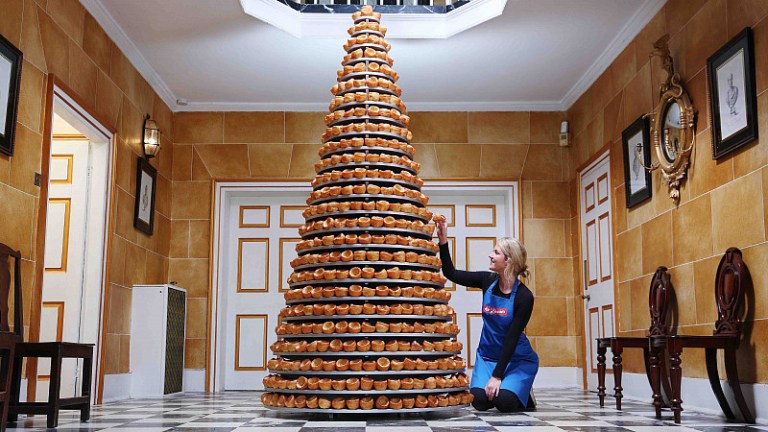 Aunt Bessie's Creates 25-Tier Yorkshire Pudding Cake - And It's So ...