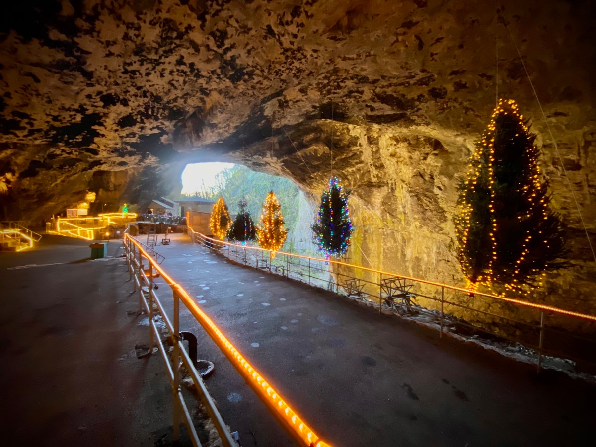 Peak Cavern Peak District: The Devil's Arse, Castleton