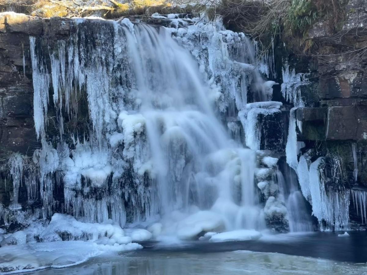 These 10ft Icicles Formed In The Yorkshire Dales Look Like Something ...