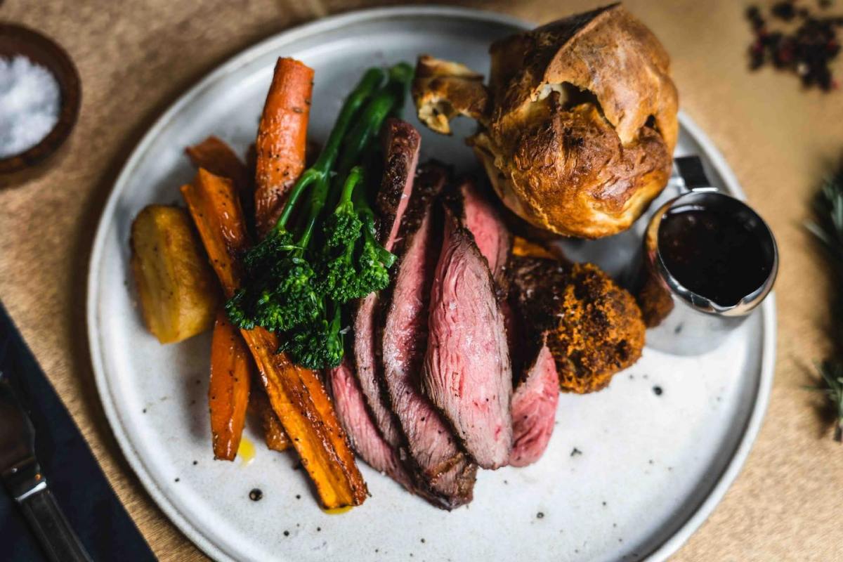 The Hull Restaurant Serving Giant Steak Sunday Roast Boards - The ...
